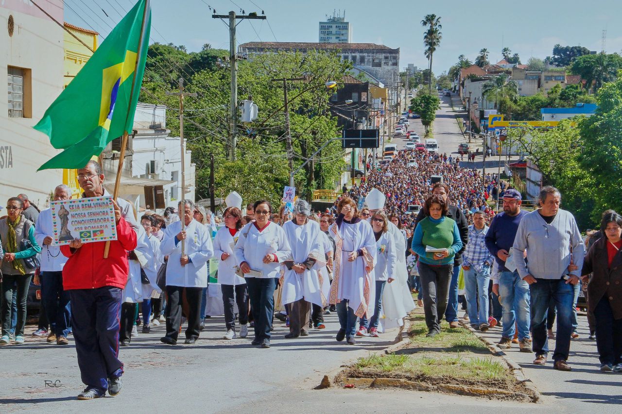 Romaria reúne milhares de fiéis em devoção a Nossa Senhora ...